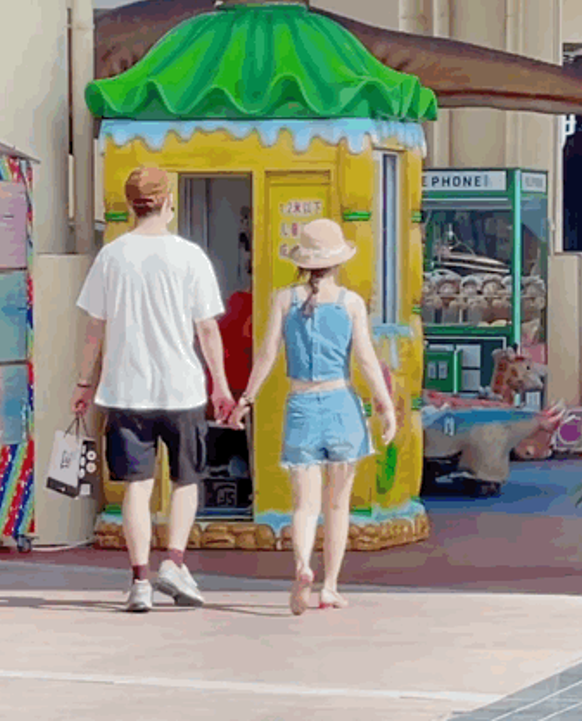 Zhang Yujian took his wife and daughter on a trip, Wu Qian dressed ...