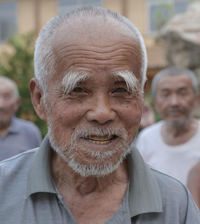 As the saying goes: "A long eyebrow can be worth ten thousand tons of ...