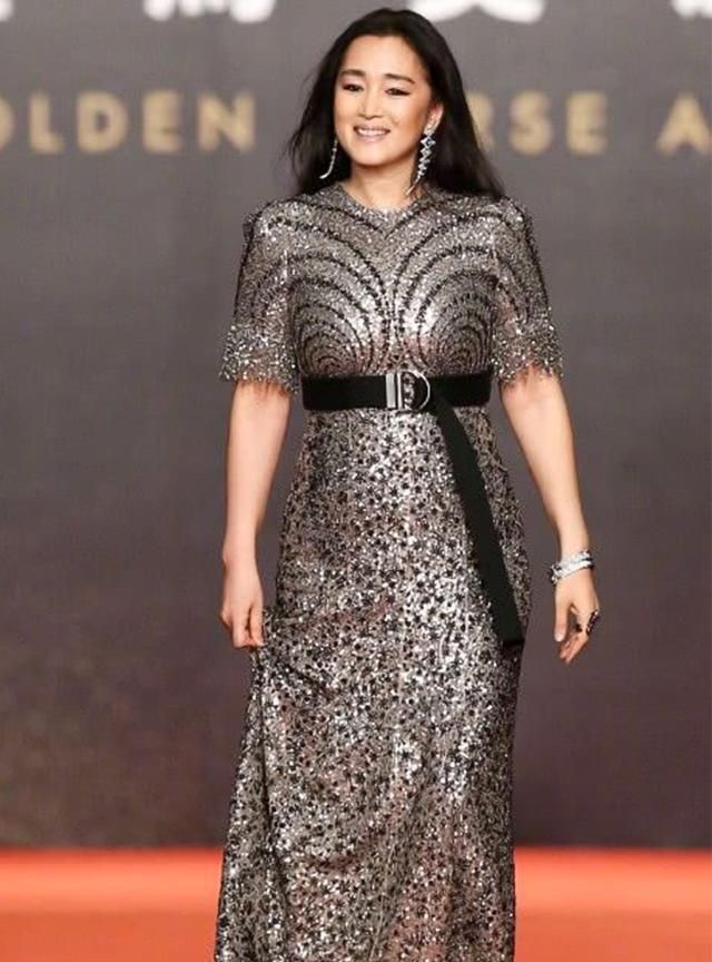 Shi Ke is as real as Gong Li, with full belly and walking on the red ...