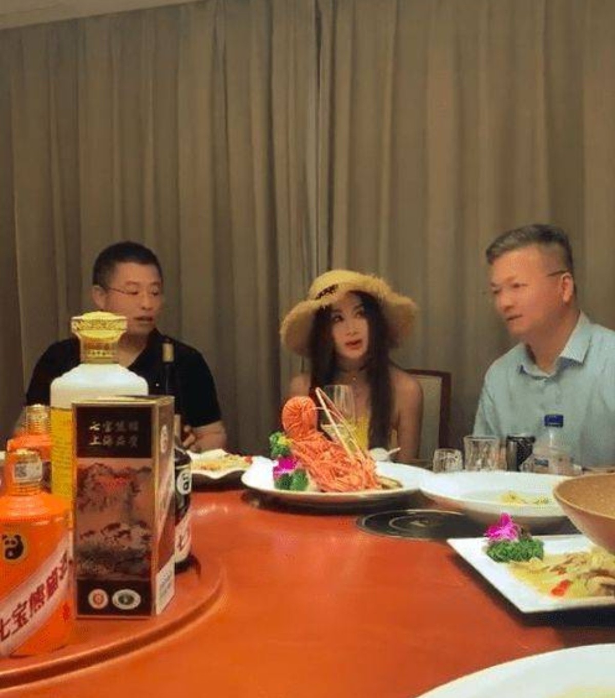 55-year-old Wen Bixia appeared in the wine bureau with a gorgeous ...