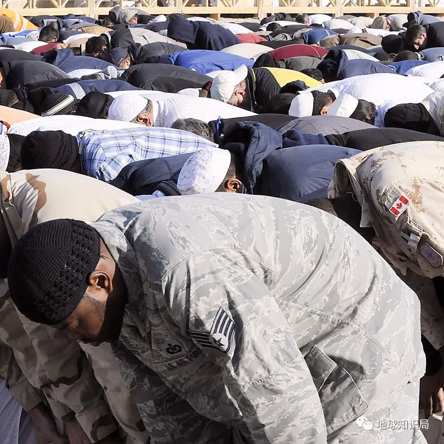 Saudi religious police, covering the sky with only one hand - iNEWS