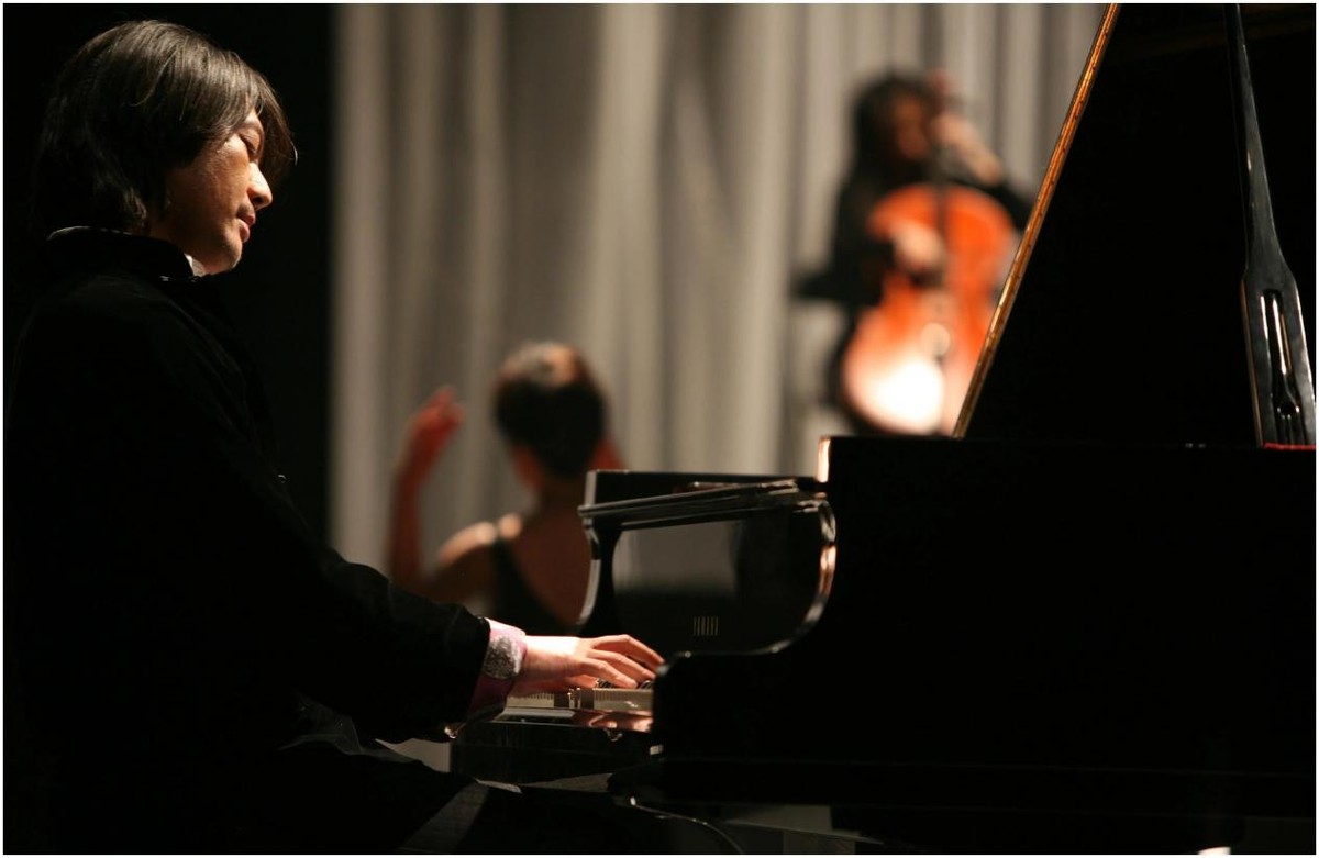 The famous musician Lin Hai, who married a tender wife of 27 years ...