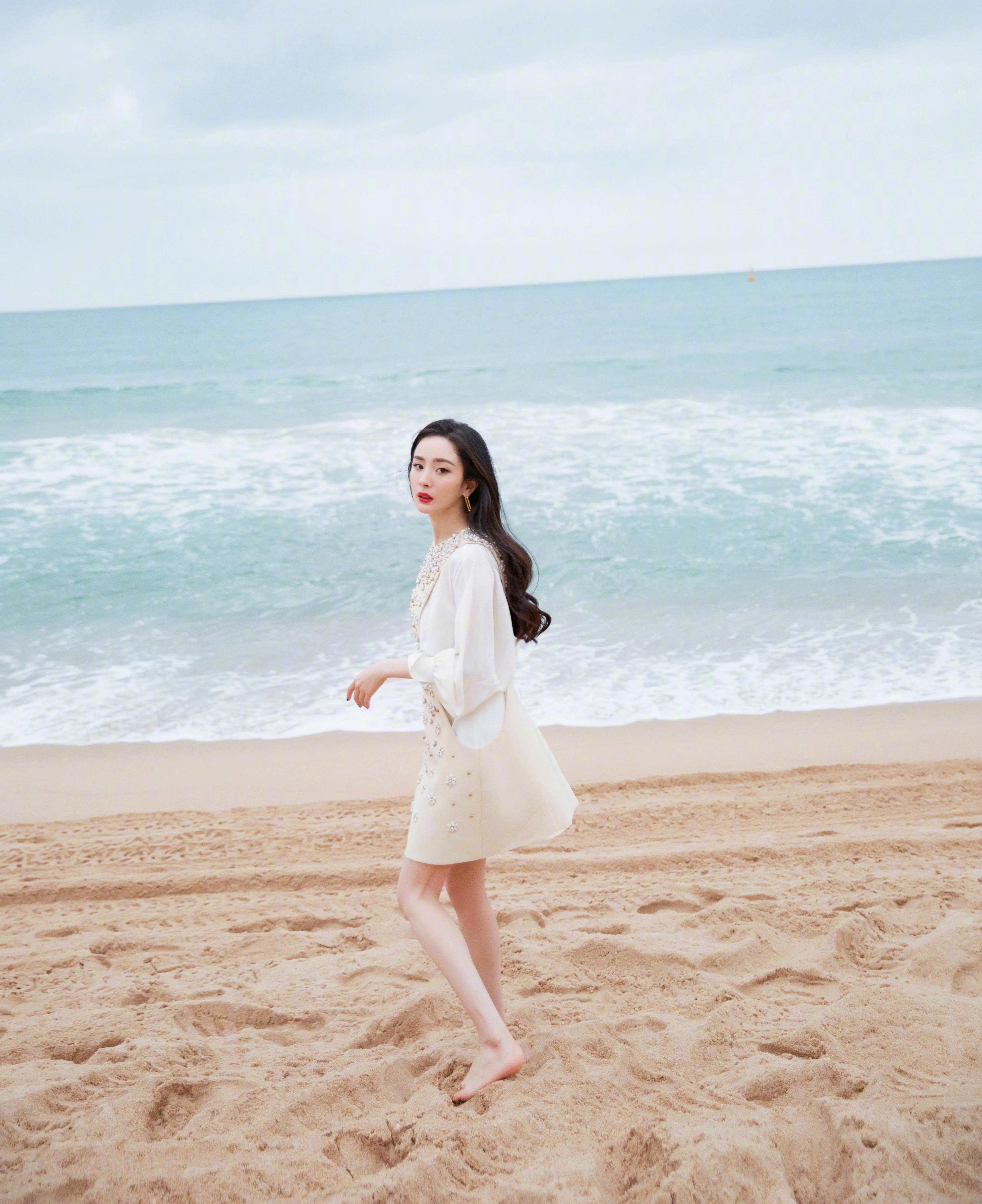 Yang Mi's photo by the sea, the picture is beautiful and moving - iNEWS