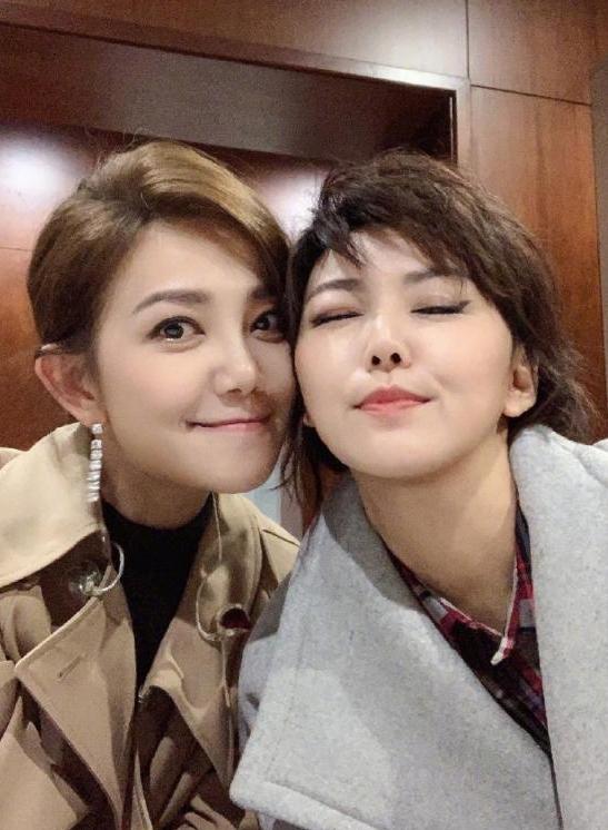 The new mentor of the Voice of China Sun Yanzi and her friend Jacky ...