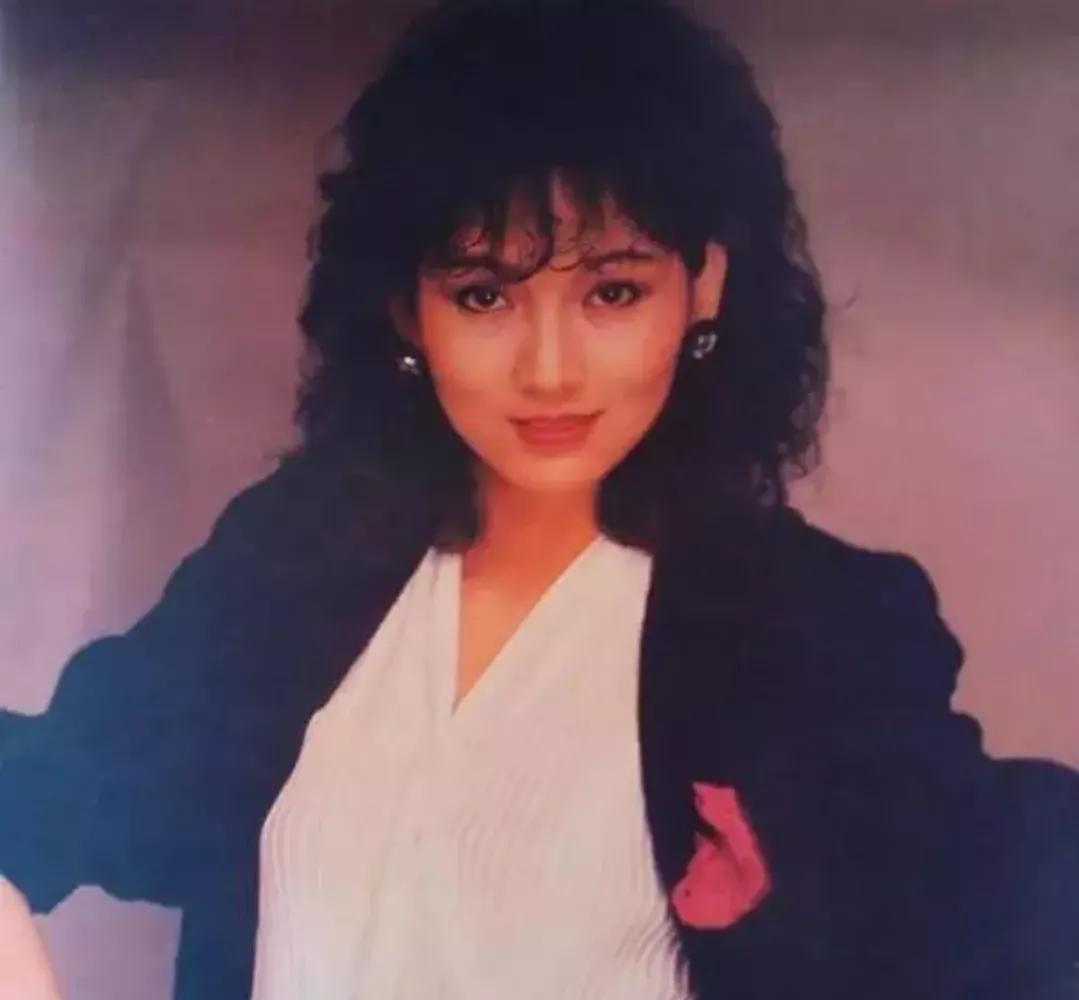 The costumes of racing girls in the 90s were basically tight-fitting ...