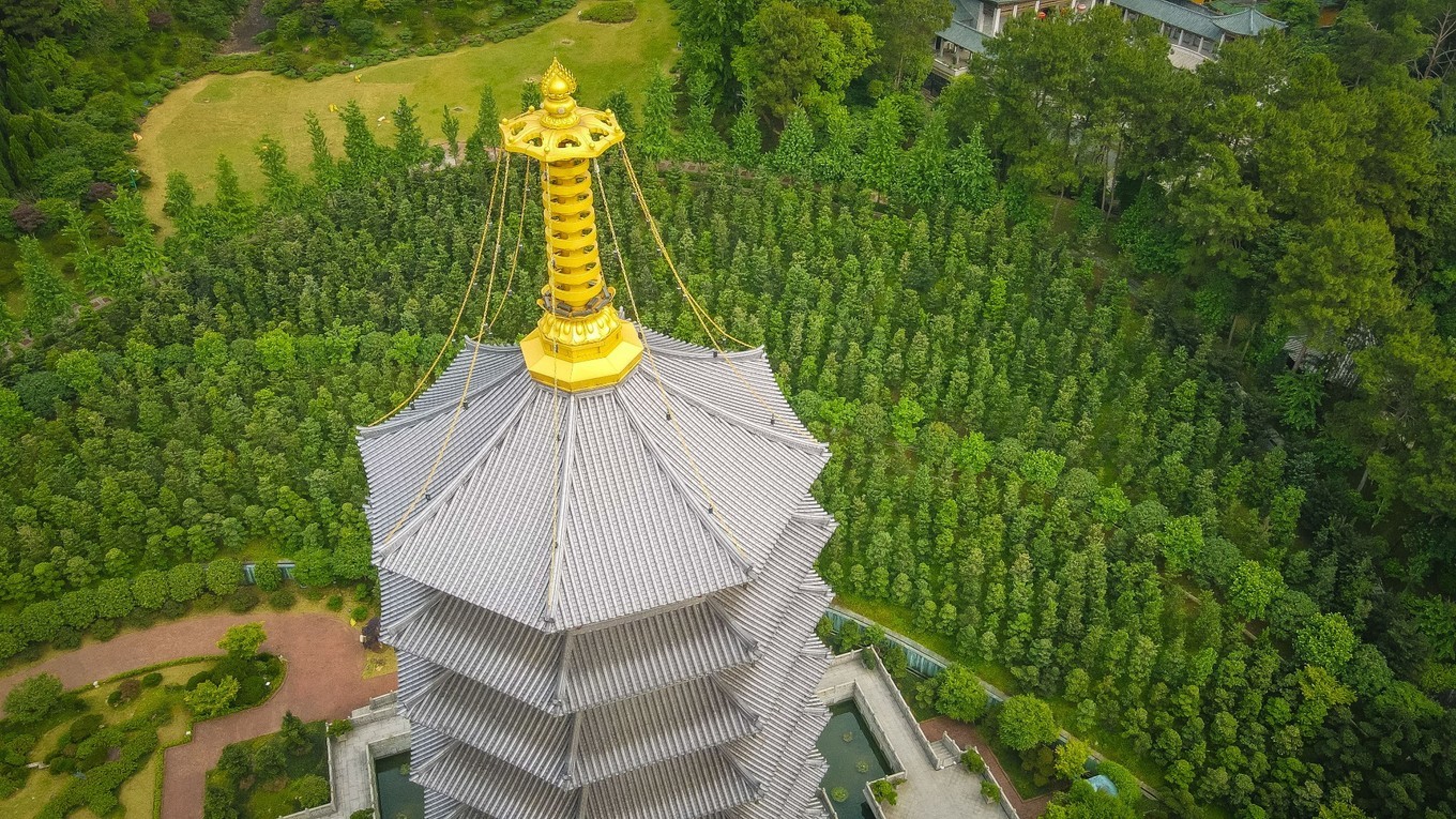 Yunmen Temple, hidden deep in the mountains, is one of the eight famous ...
