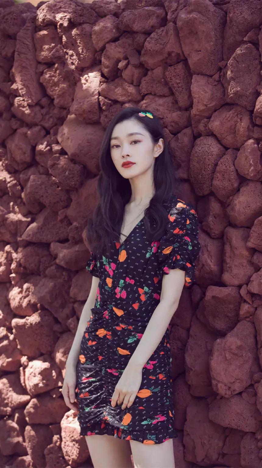 Song Yi, sexy, charming, fair-skinned and beautiful, with a hot body ...