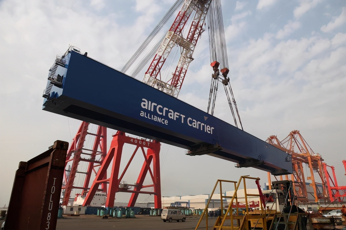 How does the 1,600-ton super gantry crane capable of building an ...