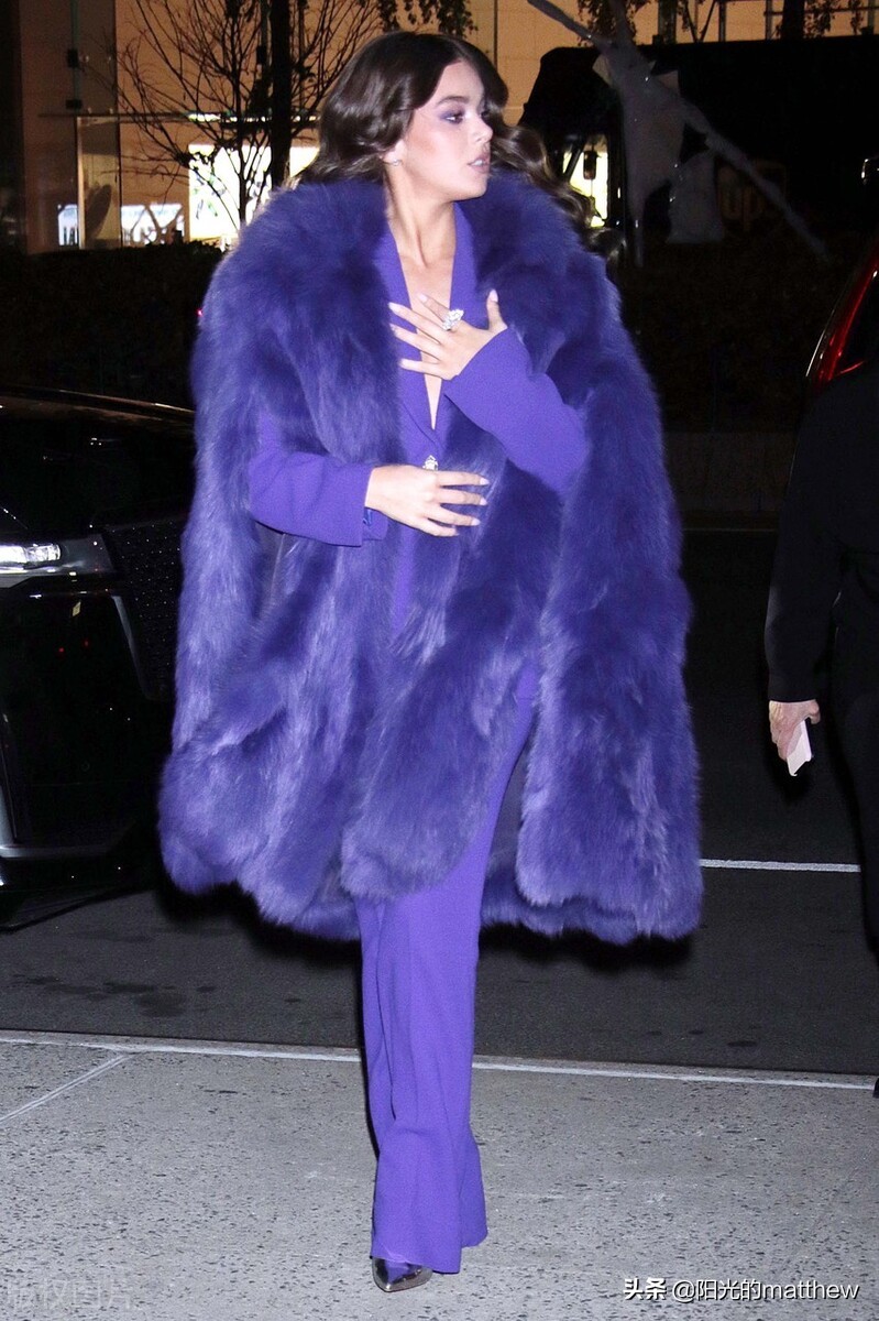 Hailee Steinfeld's sapphire blue suit is outfitted with a fur coat of ...