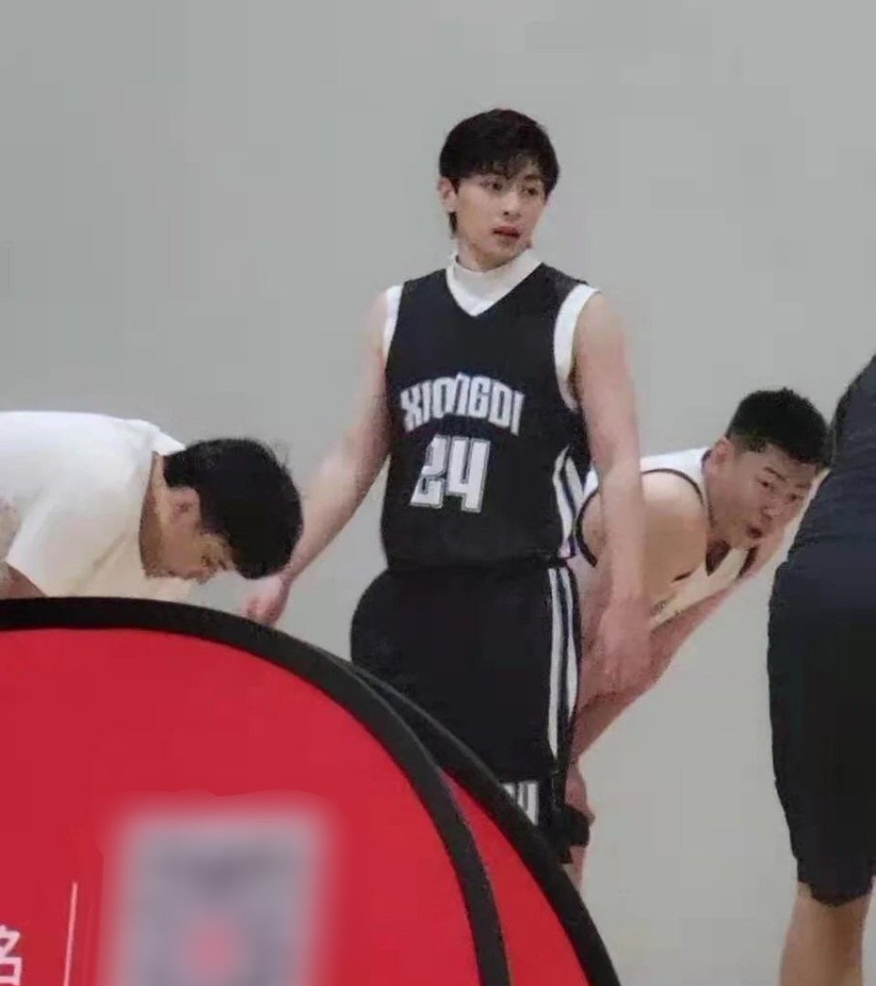 A netizen ran into Deng Lun playing basketball. It was really grounded ...