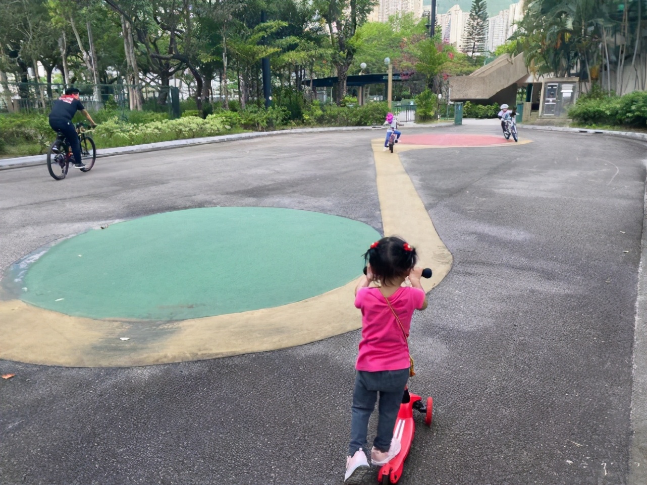 Guo Jingjing took a group photo of five family members to celebrate Huo ...