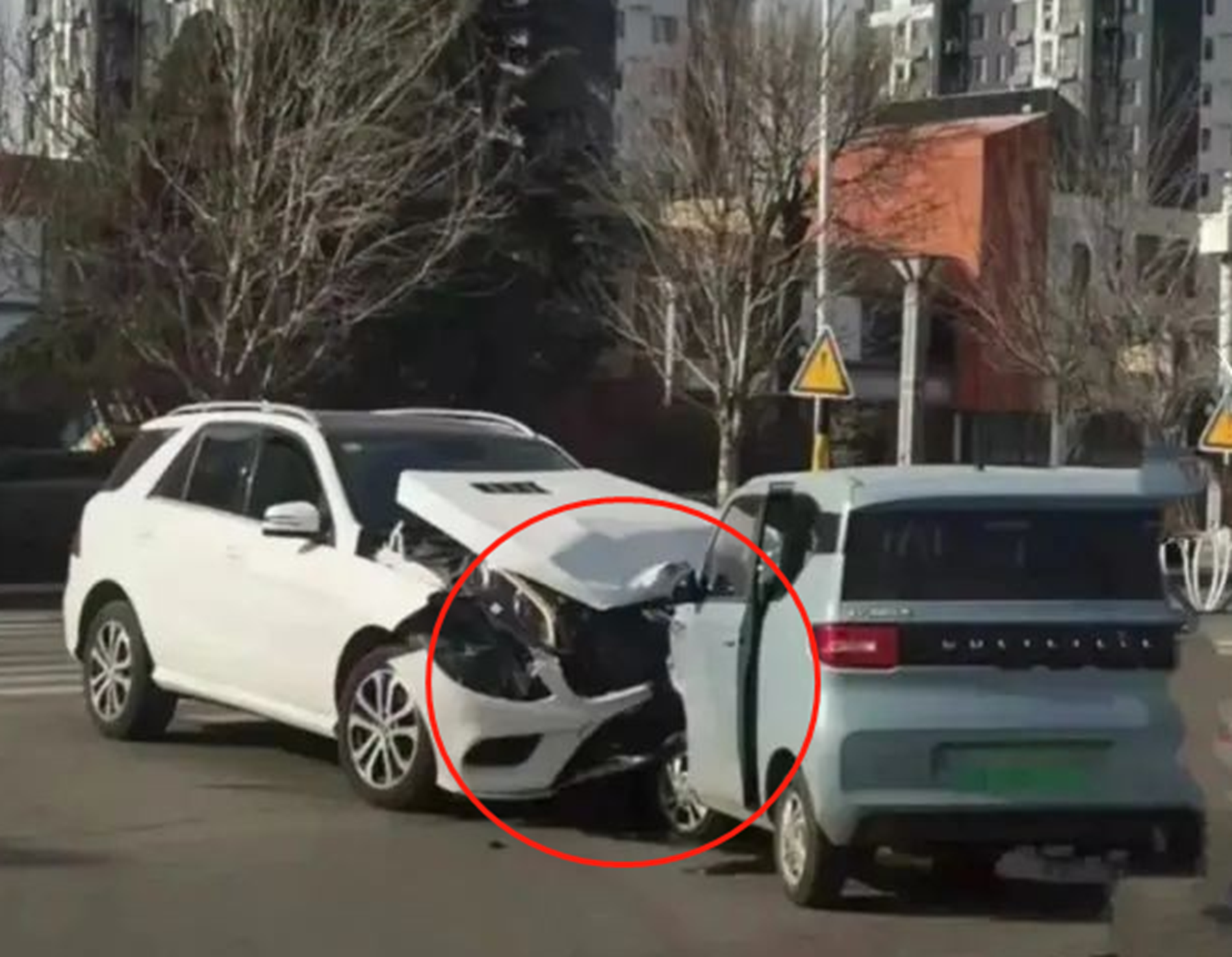 Mercedes-Benz "go on" Wuling MINI, see the damage to the second car ...