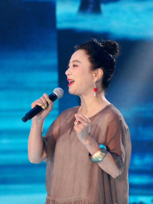 Li Lingyu, who is almost 60 years old, is still so beautiful, and her ...