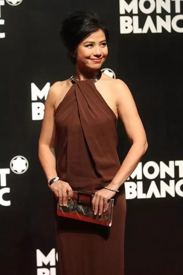 61-year-old Zhong Chuhong is still playful!Why did she beat Carina Lau ...
