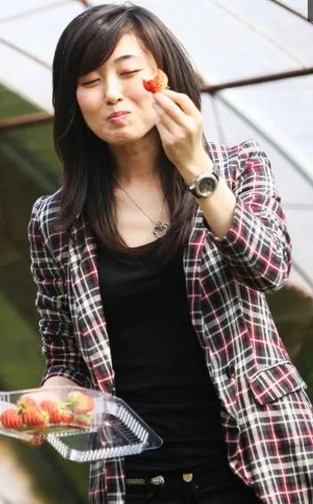 CCTV host Li Hong photo album - iNEWS