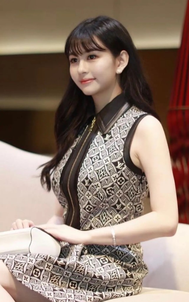 Qiu Shuzhen's daughter has a super high face value, and she has a fair ...