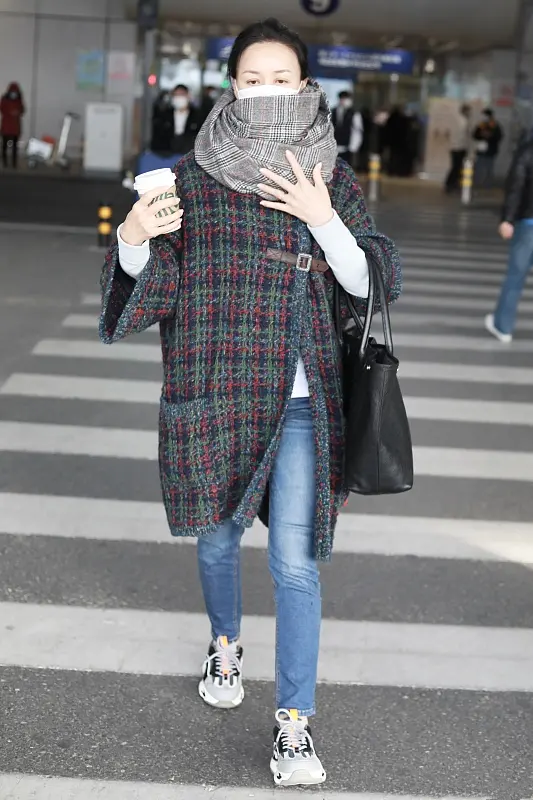 Naying Suyan appeared at the airport, bald eyebrows and hunched back ...