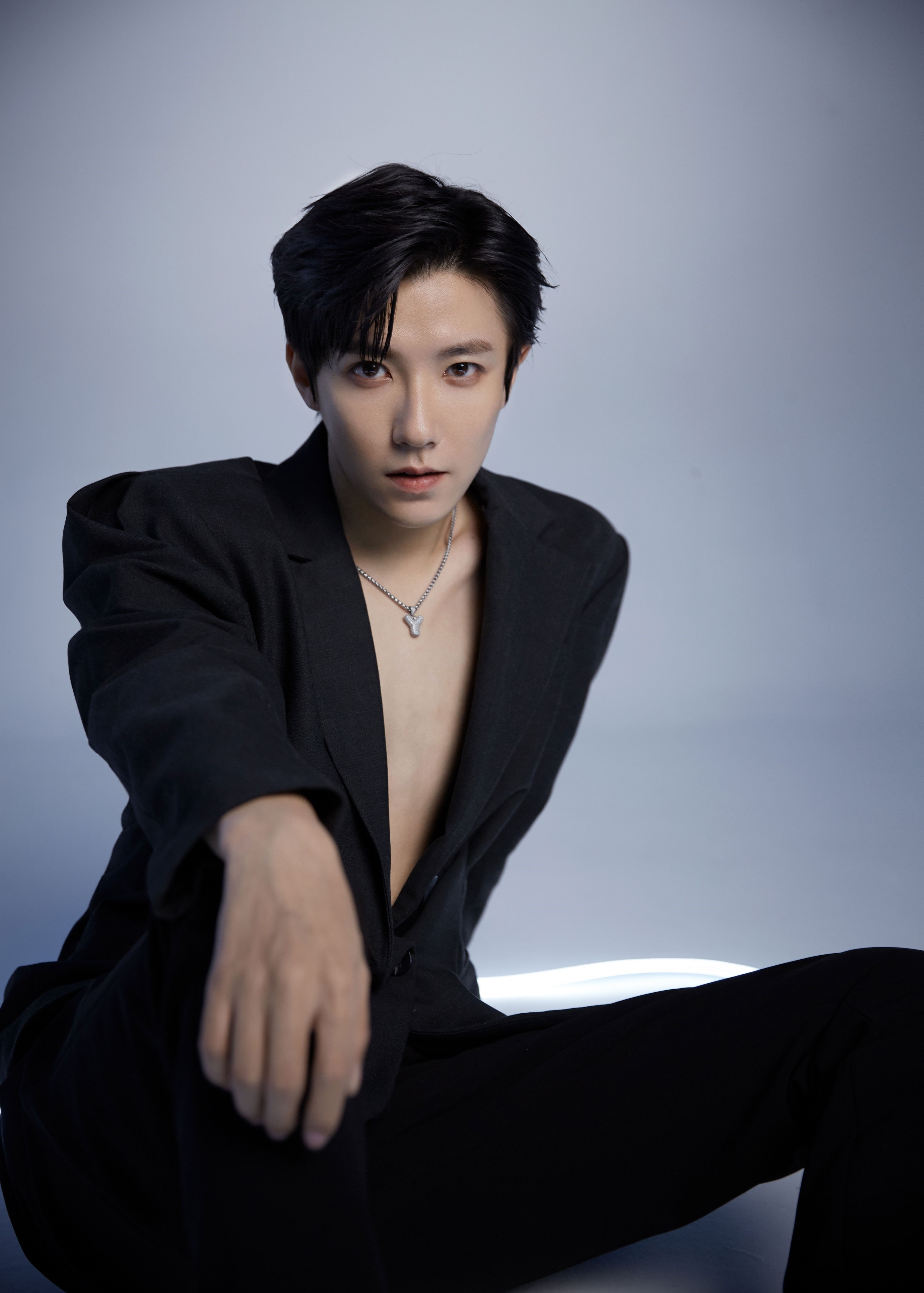 Jia Zhengyu's ALL BLACK photo releases a full sense of atmosphere in a vacuum suit - iNEWS