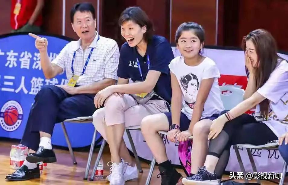 Yao Ming takes his daughter to go shopping, the father and daughter are ...