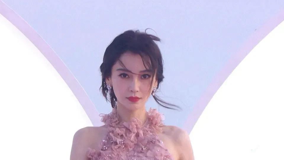 GQ Ceremony: Yang Ying holds a fairy stick in her hand, He Sui becomes ...
