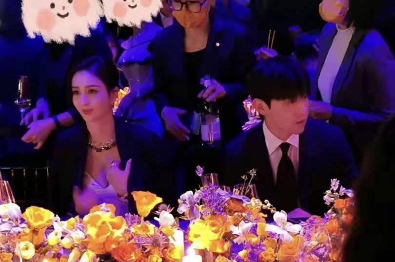 Tong Liya is too princess fan, she wears a tube top skirt to show her ...