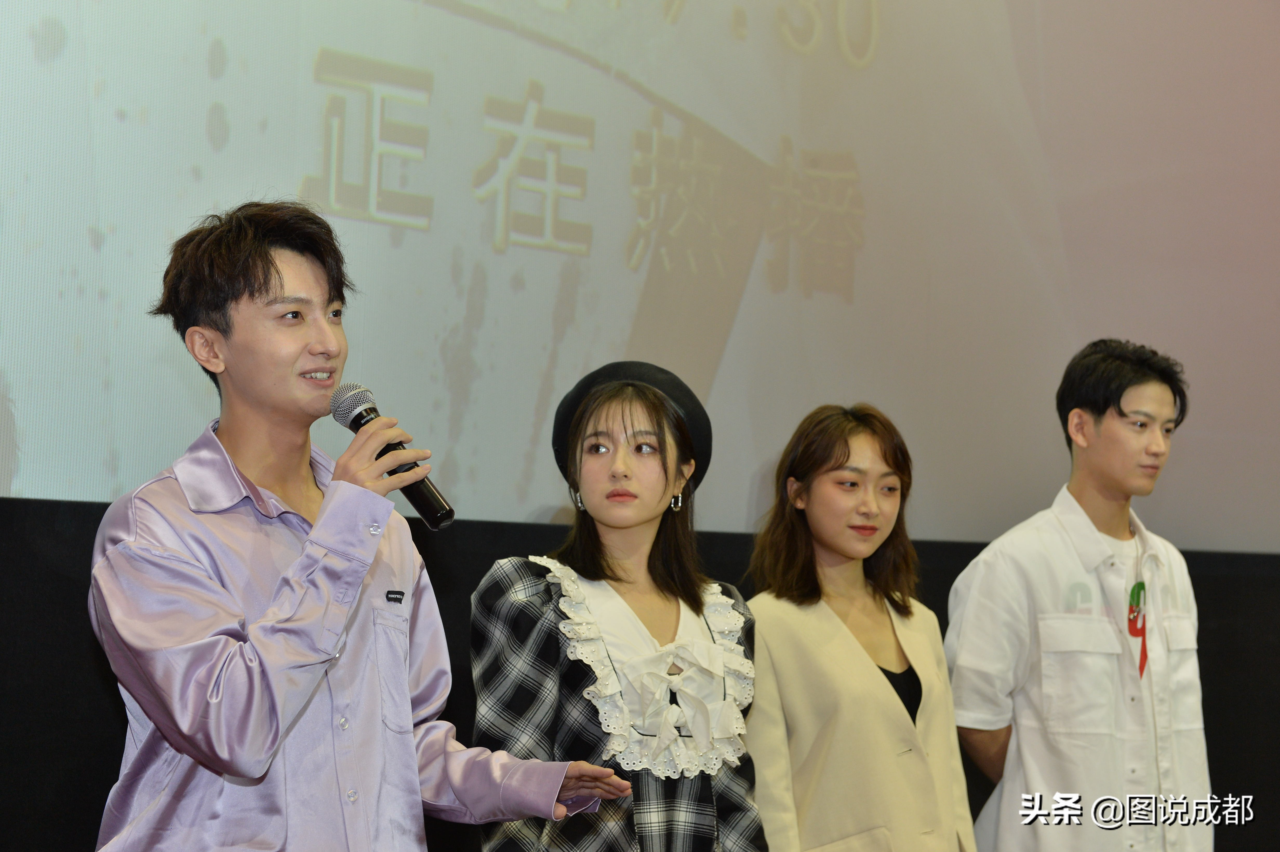 Li Landi and Niu Junfeng look at each other affectionately, and the new ...