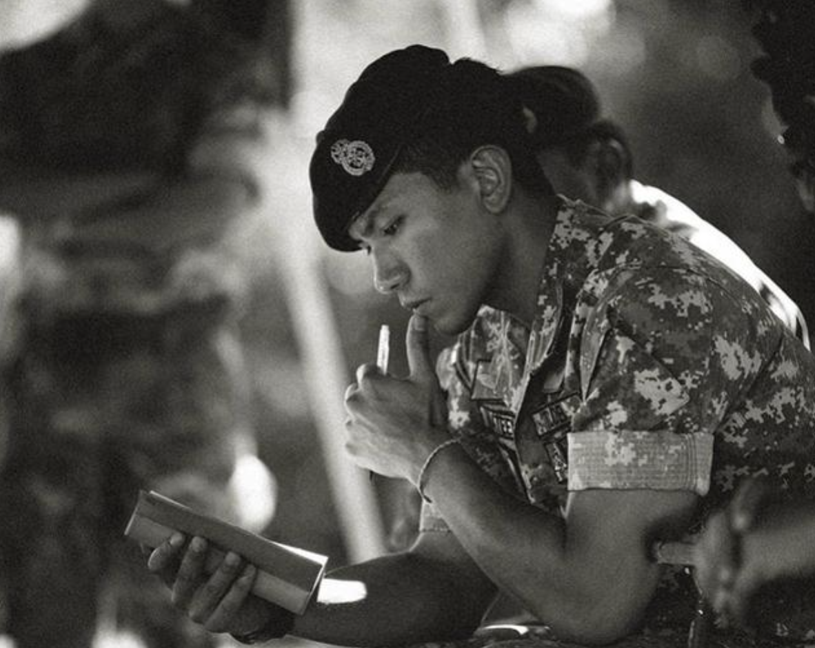 The prince of Brunei shows off his muscles and arouses the red eyes of ...