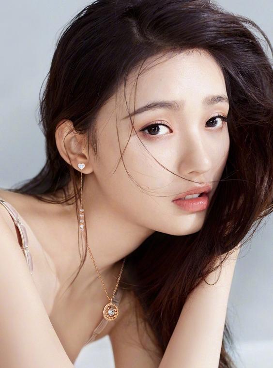 Celebrity Legs Picture-Lin Yun - iNEWS