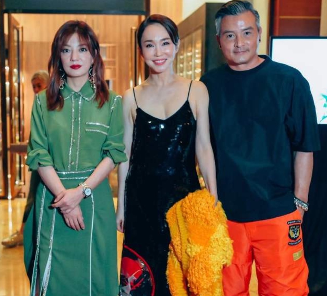 Fan Wenfang took his son to the supermarket, his face was stiff and ...