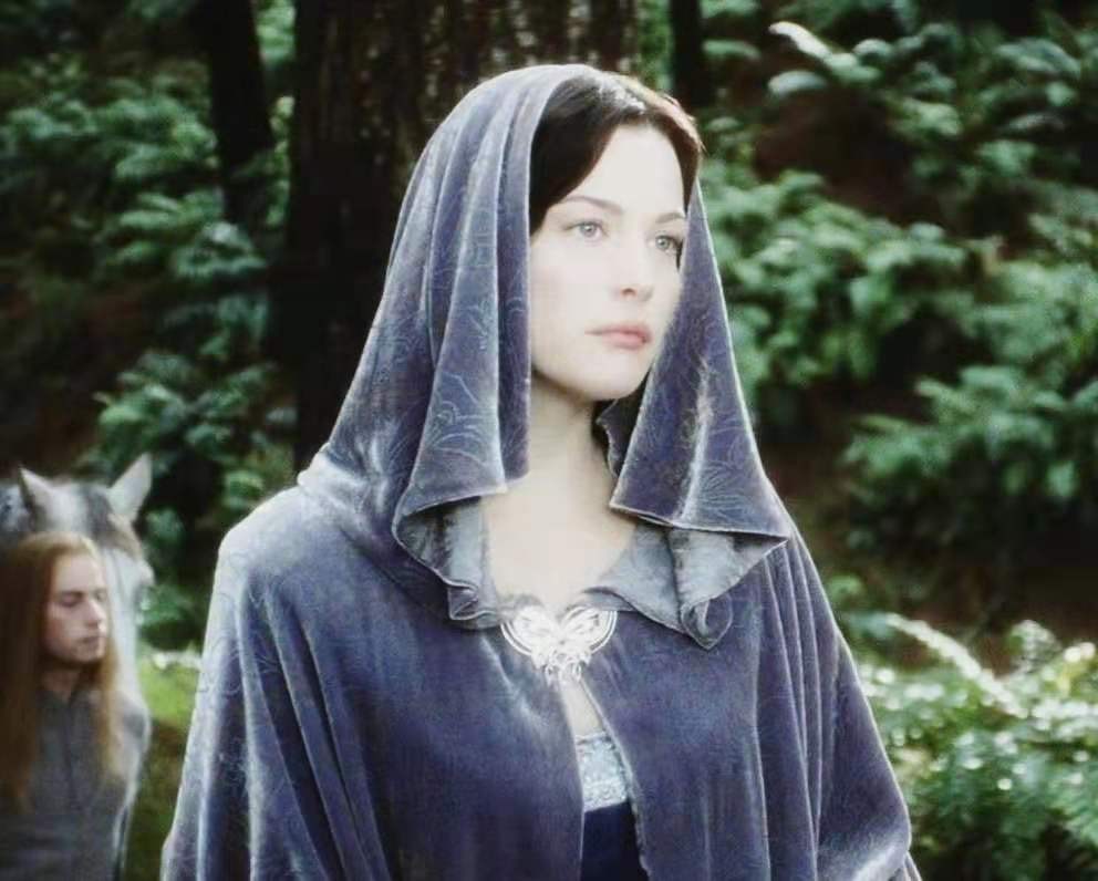 The 43-year-old elf princess is out of shape, her face is haggard, and ...