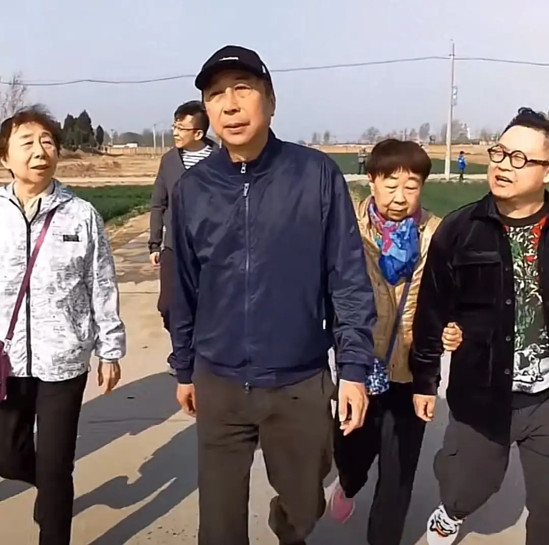 Feng Gong is in the same frame as his two sisters, the three look like ...