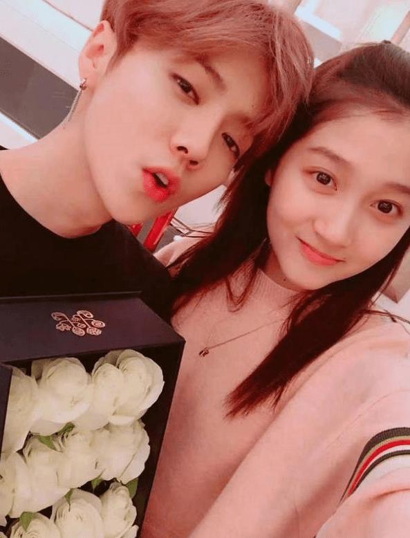 After Guan Xiaotong finished work late at night, he returned to Luhan's mansion with his mother ...
