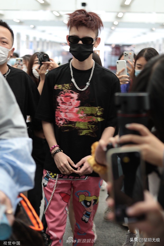 Wang Linkai's cool and uninhibited sunglasses cover her head in the ...