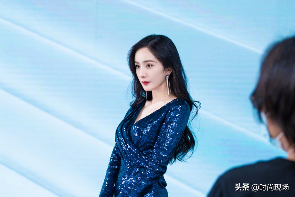 Yang Mi wears a deep V sequined dress noble and elegant like a bright ...