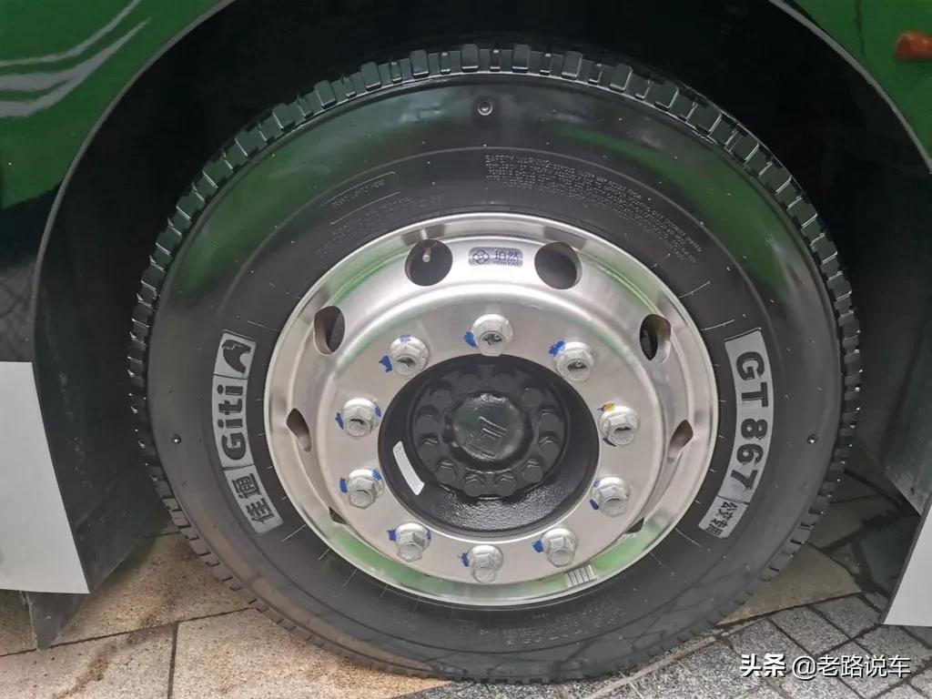 Yutong Black King Kong shuttles on the streets of the city-Yuwei U10 ...