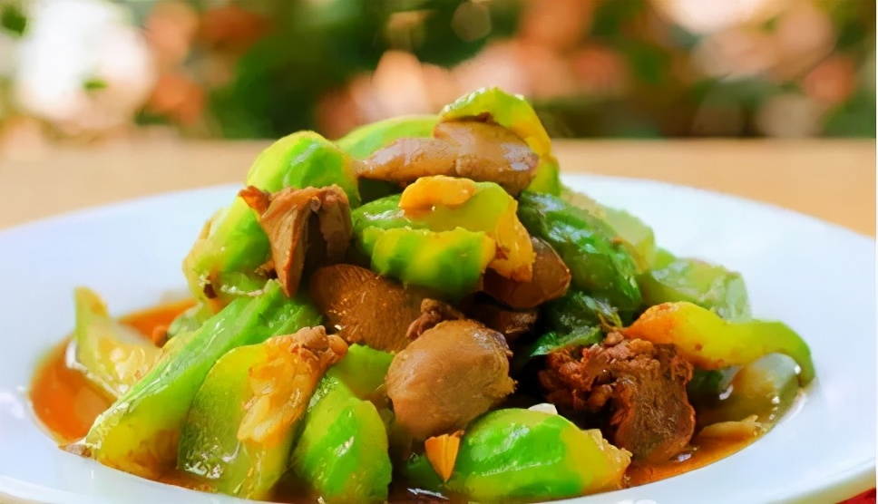 Some people blanch the fried loofah, and some people fry it directly ...