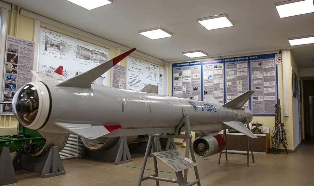 Penetrate first and then burrow, Russia's new Kh-59MKM air-launched cruise missile burrows into ...