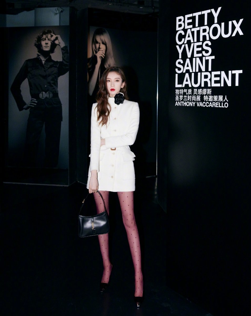 Liu Lingzi's devilish figure, long legs full of screen, slim, fairies ...