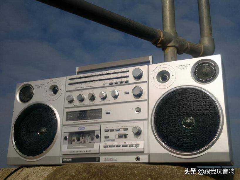 In the 1980s, Philips launched the D8614 three-piece stereo audio radio ...