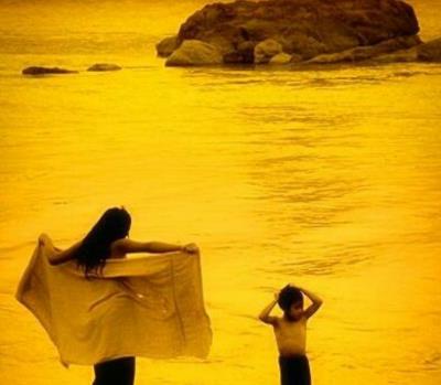 In Laos, we often see girls bathing directly by the river - iNEWS