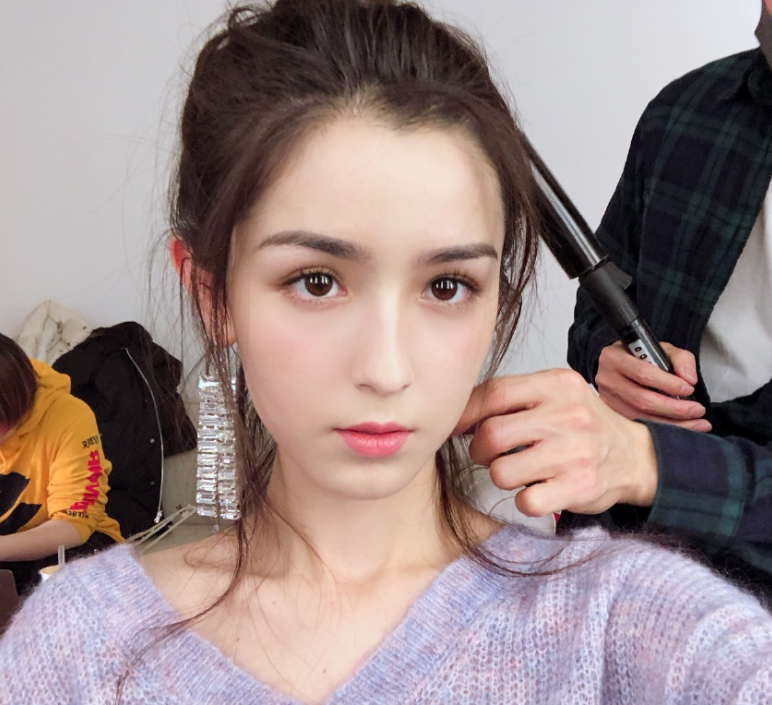 Hanikzi's standard Xinjiang beauty, short sweater with high ponytail ...