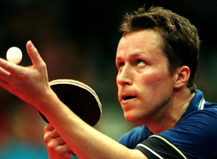 Rare in table tennis!The 19-year-old teenager uses the octagonal racket ...