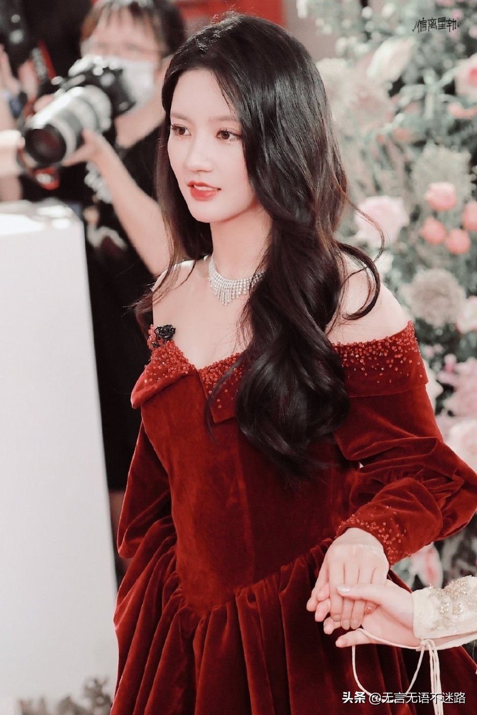 Liu Xening, a little more mature and charming, the elegant red dress ...