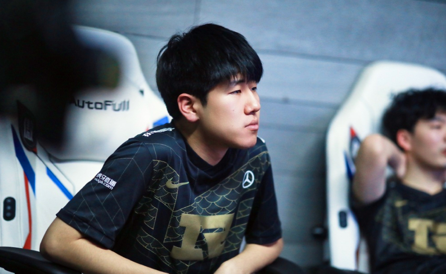 Uzi commented on the RNG game. He was excited and roared at the critical moment!Full of praise ...