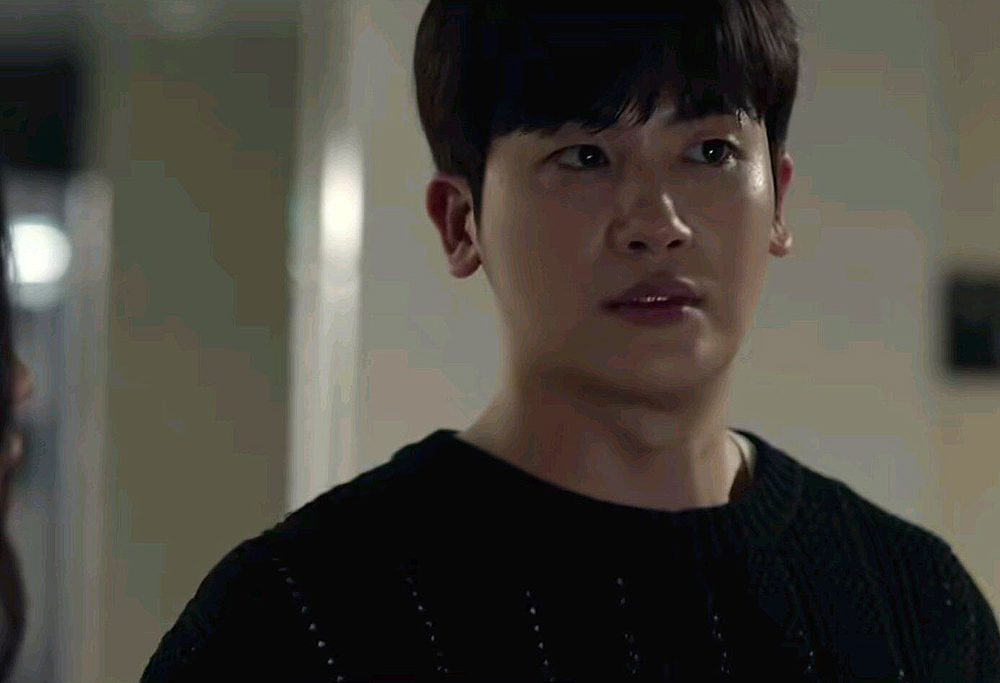 The zombie drama "Happiness" the male protagonist makes a face and the ...