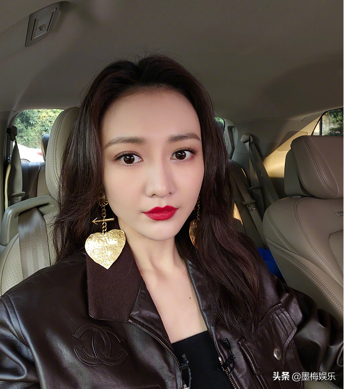Wang Ou is so beautiful, everyone praises her figure, but I noticed her ...