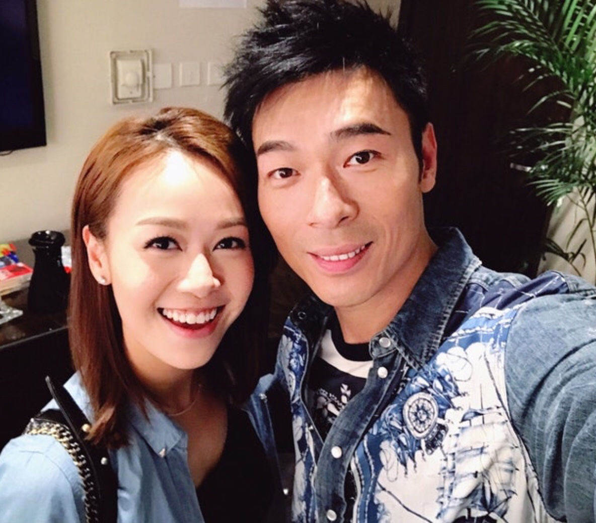 Tin Hau Zheng Xiuwen sun scraping photos, his back arms are dark red ...