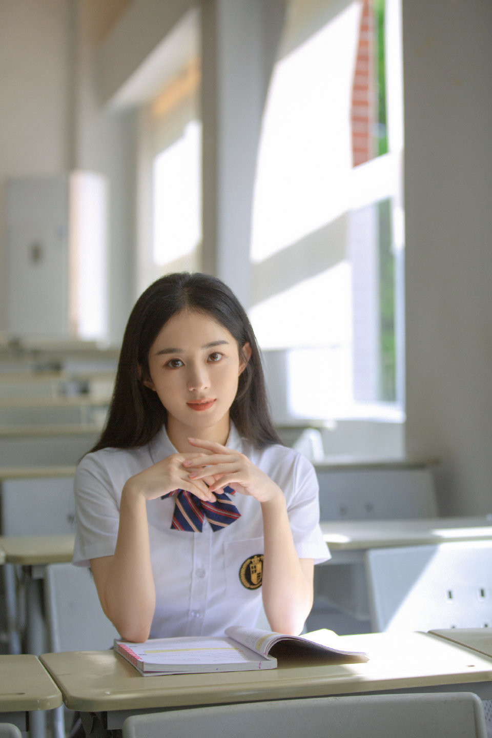 Zhao Liying's latest school uniform style, white top with bow tie and ...