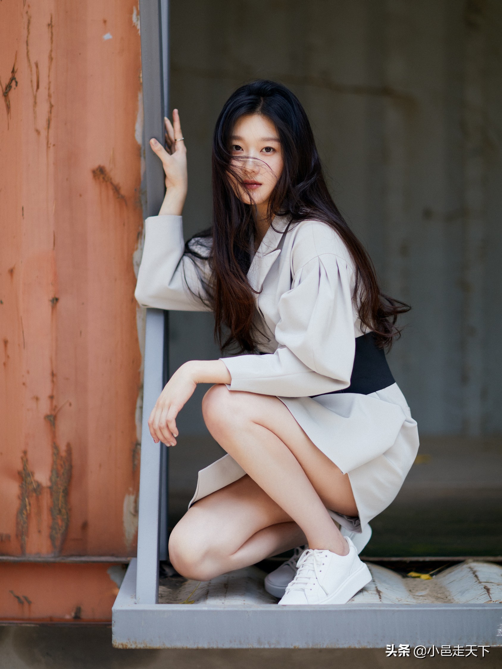 Yuan Yuxuan light gray suit skirt sexy photo - iNEWS