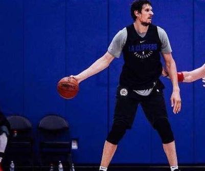 How exaggerated is Boban's palm size?One-handed catching is like ...